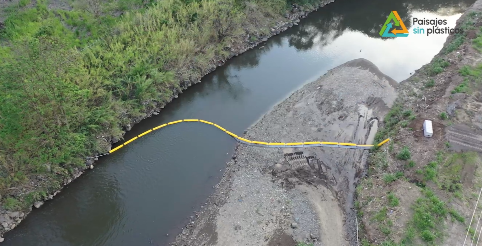 Inauguran primera barda recolectora de plásticos en el río más ...